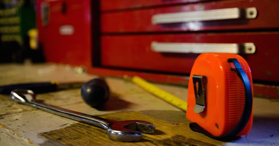 10 Emergency Car Tools That Belong In Your Trunk